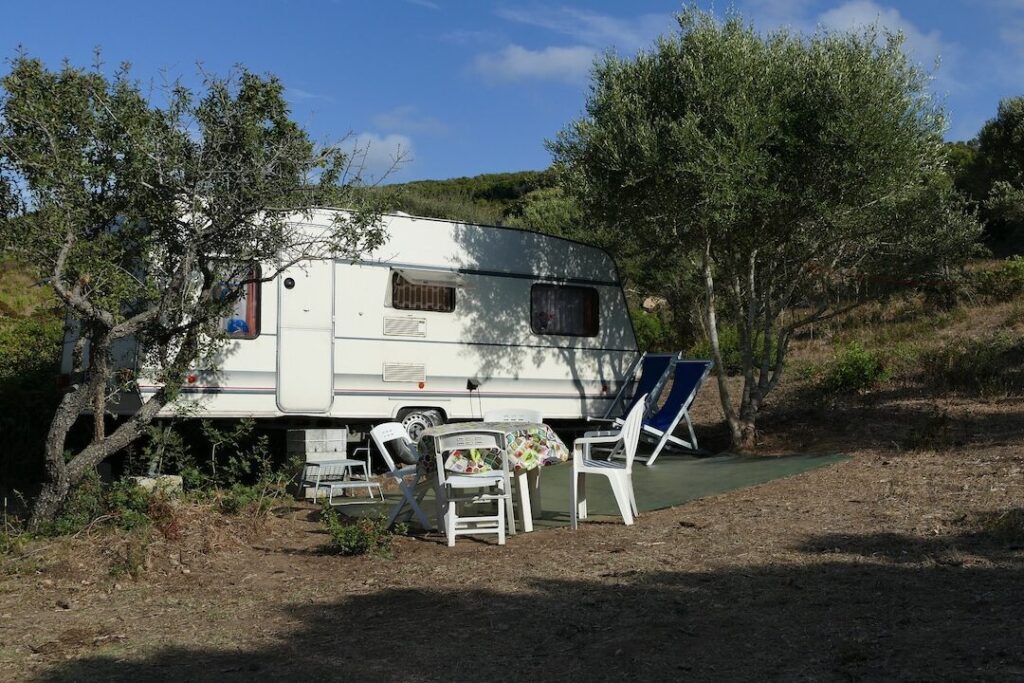Descubre las increíbles caravanas con cama en una idílica isla
